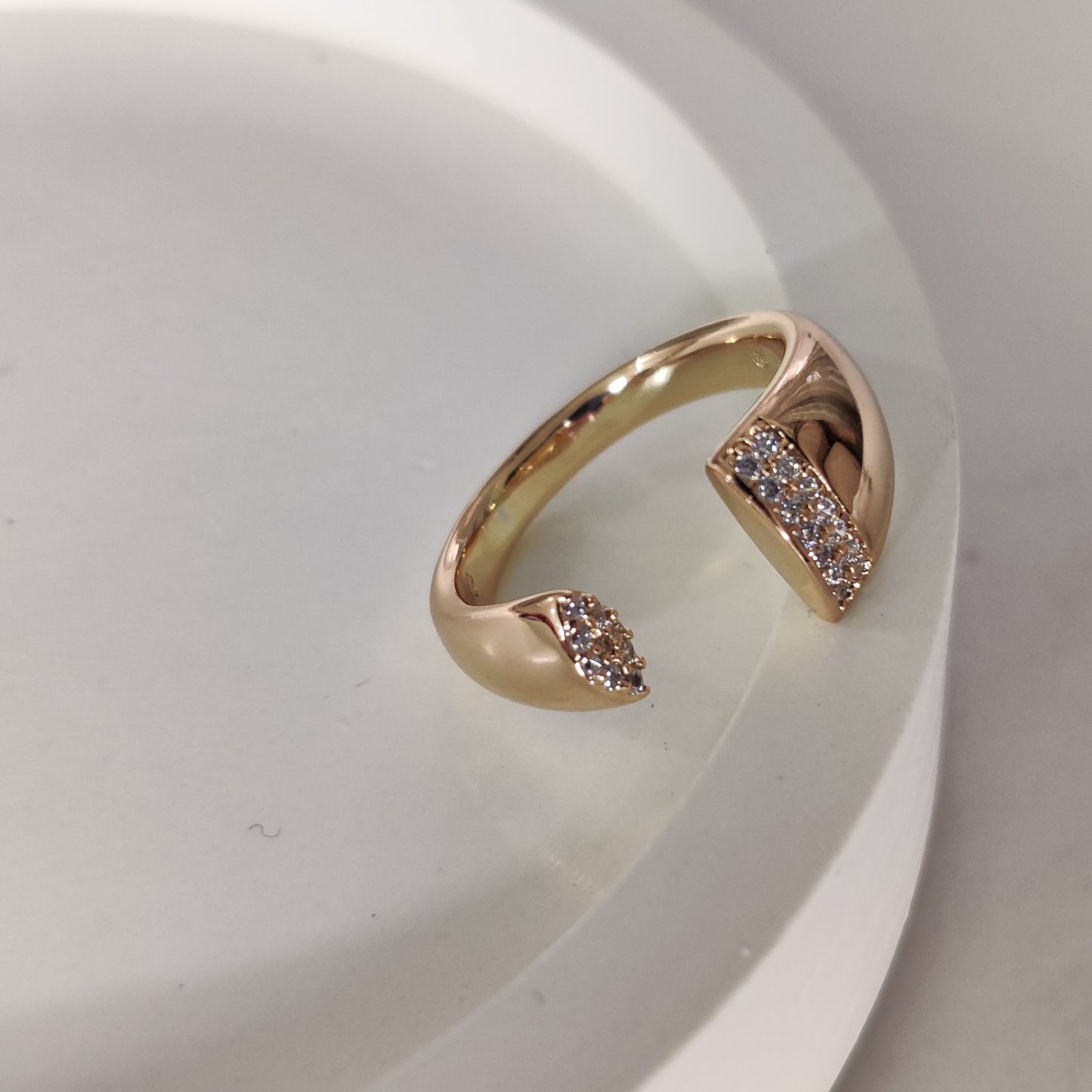 Ava Ring – wooman